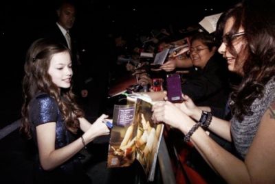 Twilove Forever: Fotos de Mackenzie Foy dando autografos Premiere BD LA