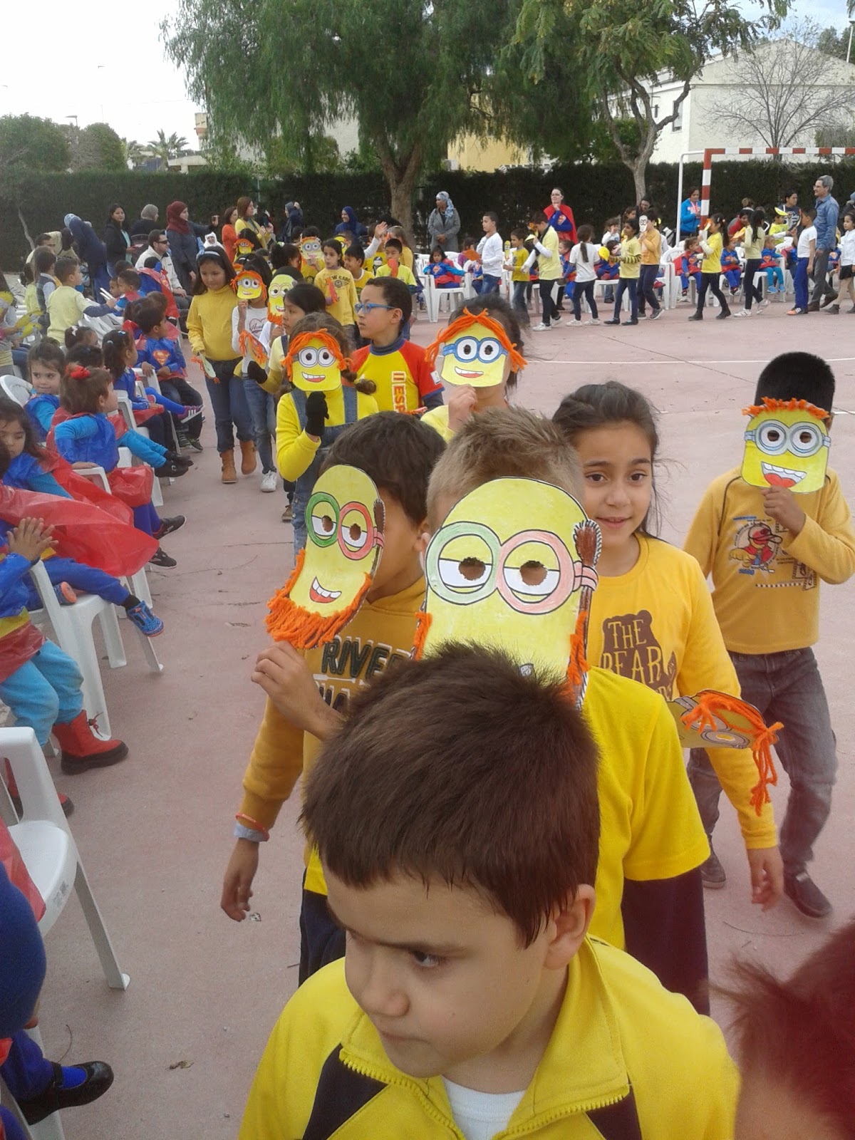Abanico de culturas: UN CARNAVAL DE MINIONS
