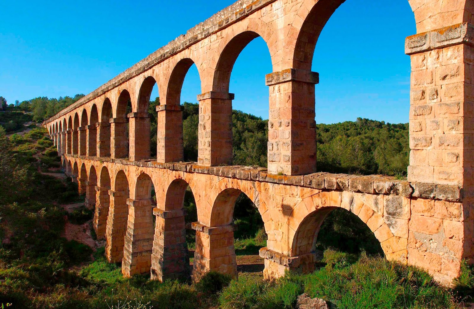 Frotando las nubes: El Pont del Diable