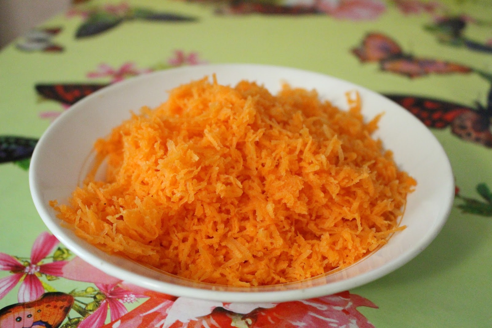 Kokkamine: Toorjuustuglasuuriga porgandi-plaadikook