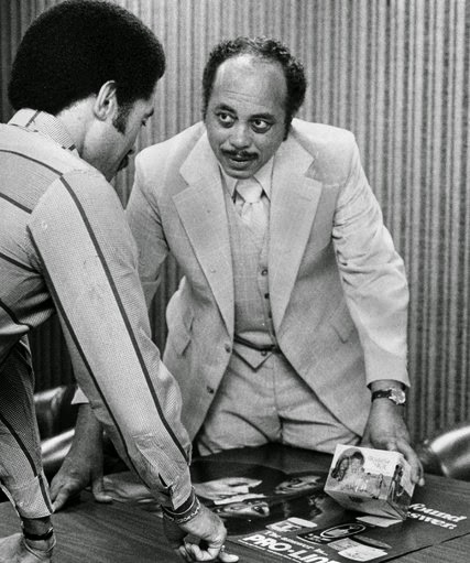 Comer Cottrell, right, confers with adman Jerry Metcalf in 1977. Los ...