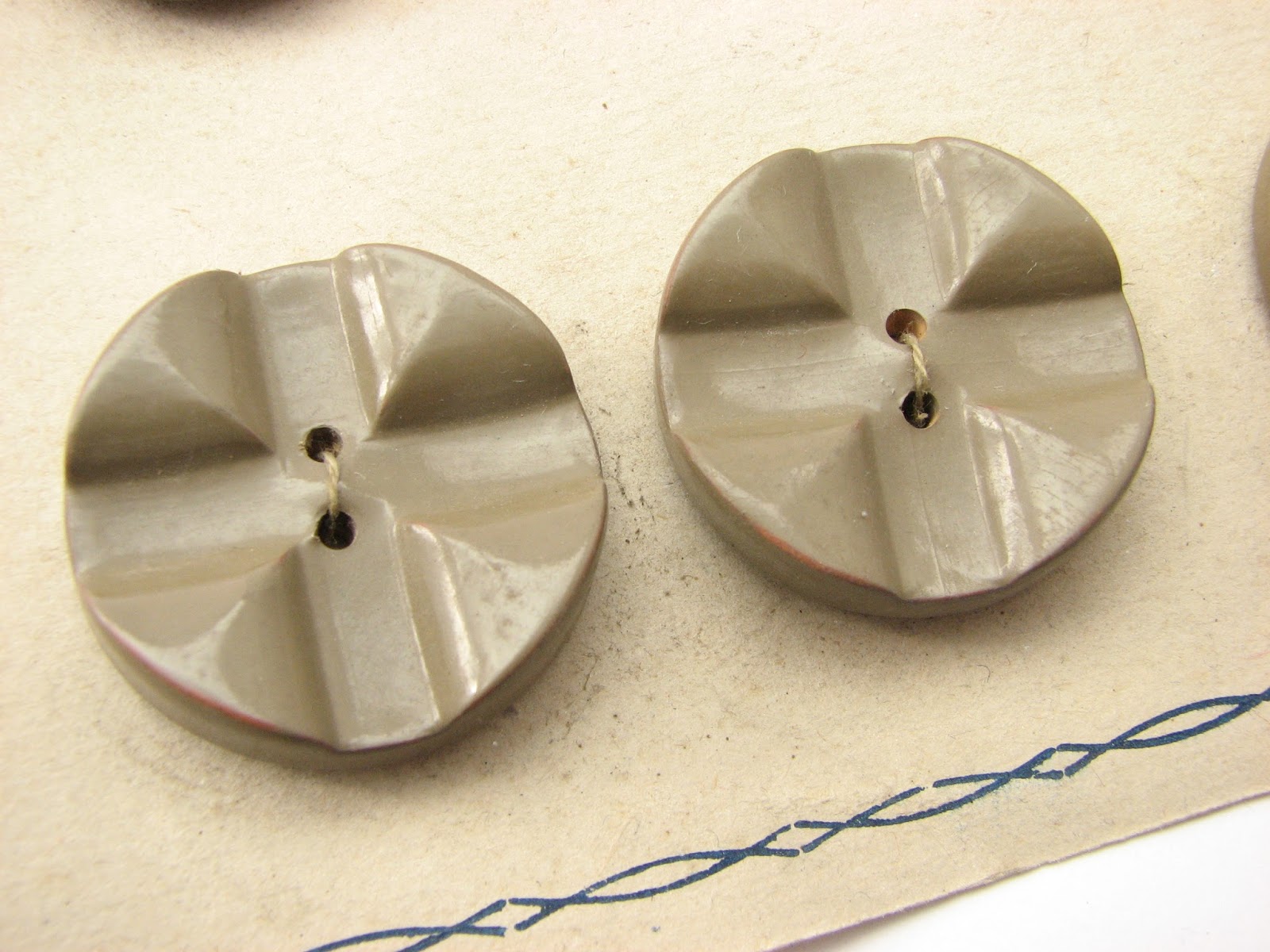 Agnes' Vintage World: War-time era buttons