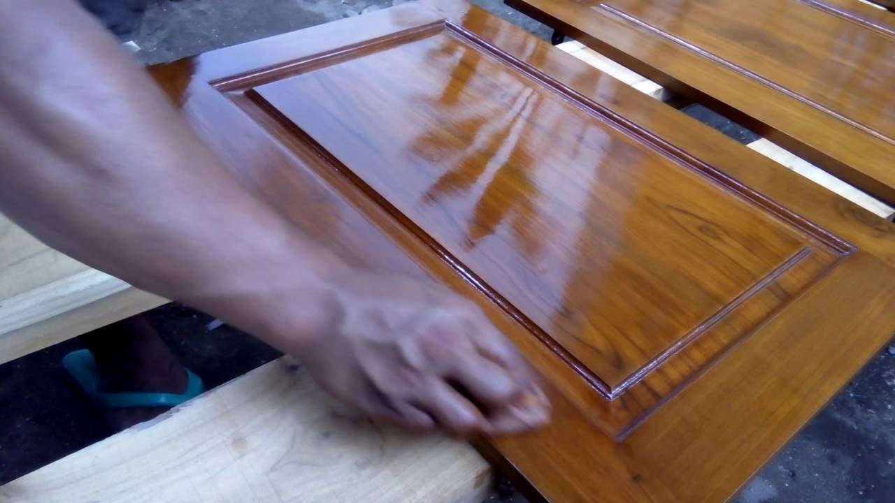 Cara Membedakan Pernis Dan Plitur Untuk Finishing Pintu Kayu Rumah