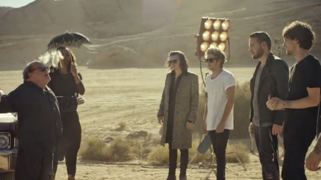 Danny DeVito dirige a los One Direction en ‘Steal My Girl’ | One Hit ...