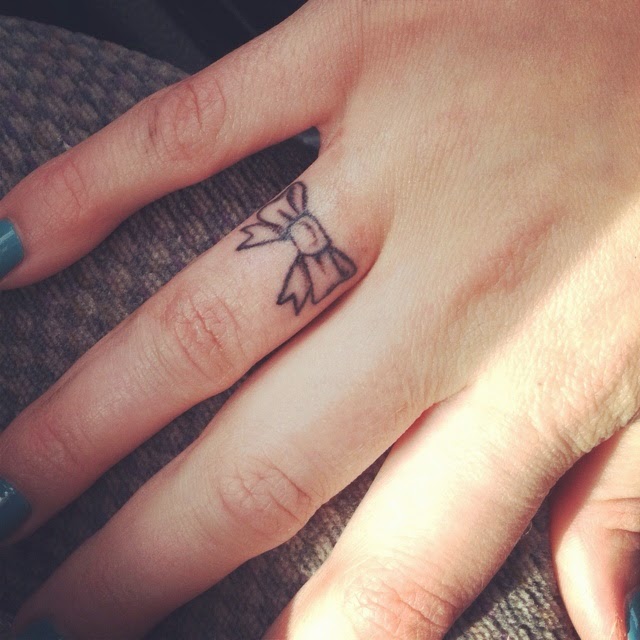 Cute Bow Finger Tattoo Designs And Ideas - dashingamrit