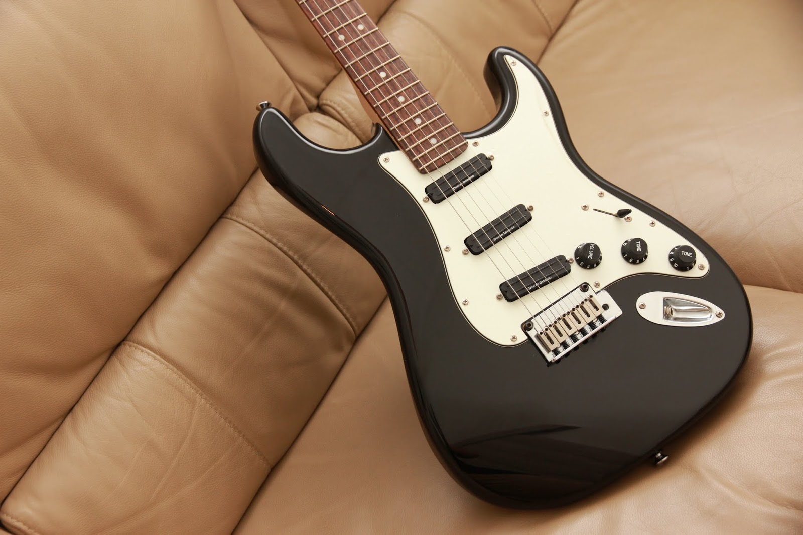 Squier Deluxe Hot Rails Strat Black