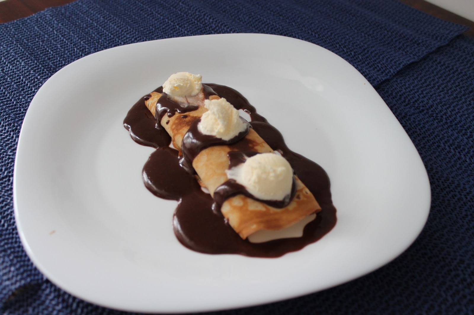 Mis Recetas: Crepes de helado de vainilla y chocolate caliente.