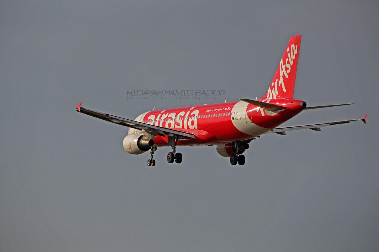 Nurul Hidayah: Plane Spotting: AirAsia Airbus A320 (9M- AHA)