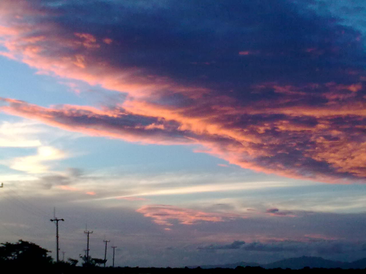 Tren Gaya 26+ Awan Merah