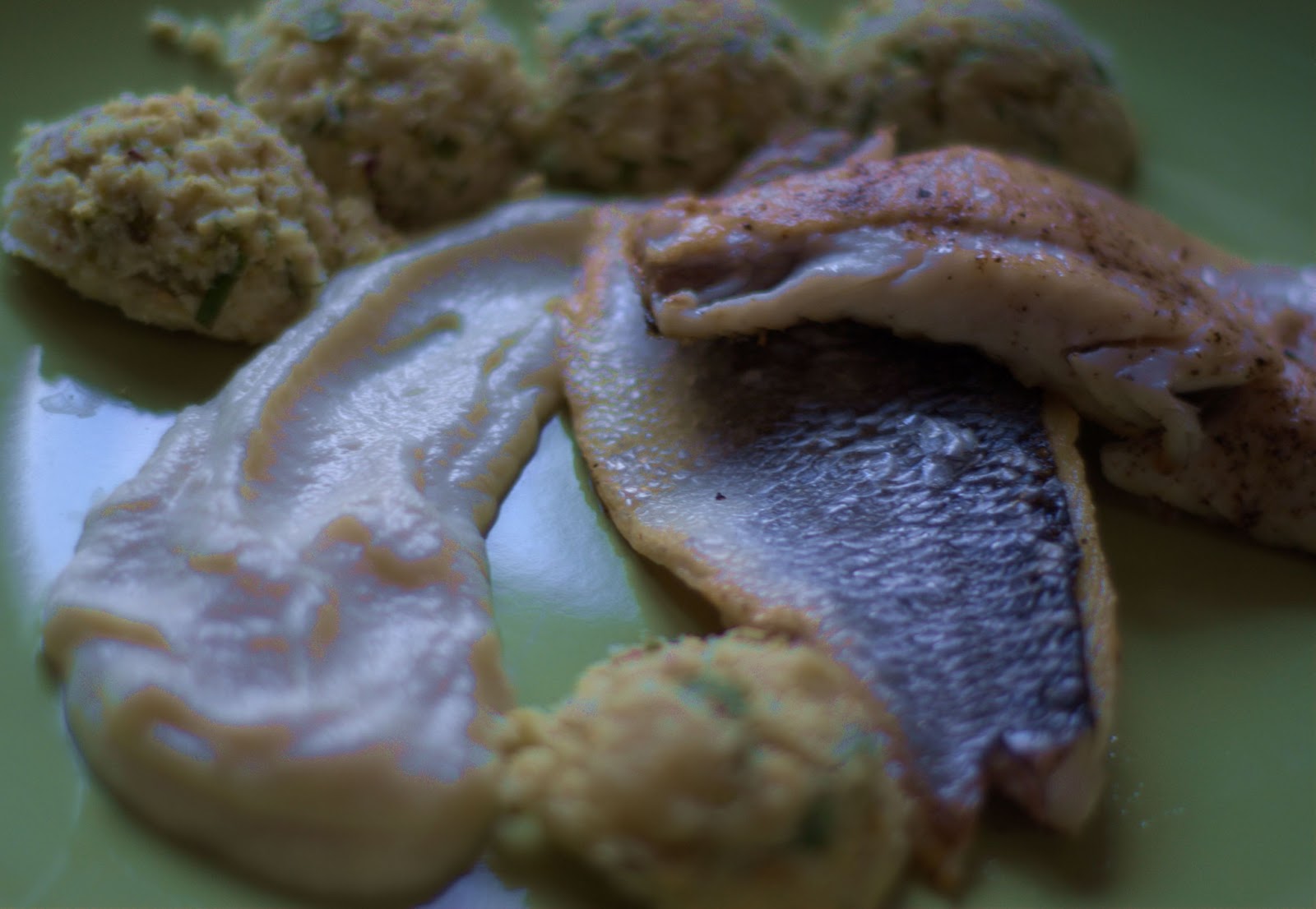 wedługprzepisu: Labraks z "kuskusem" z pistacji i kalafiora