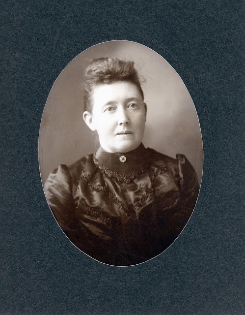 The Old Trunk in the Attic: Friday's Faces from the Past - Mrs Murphy