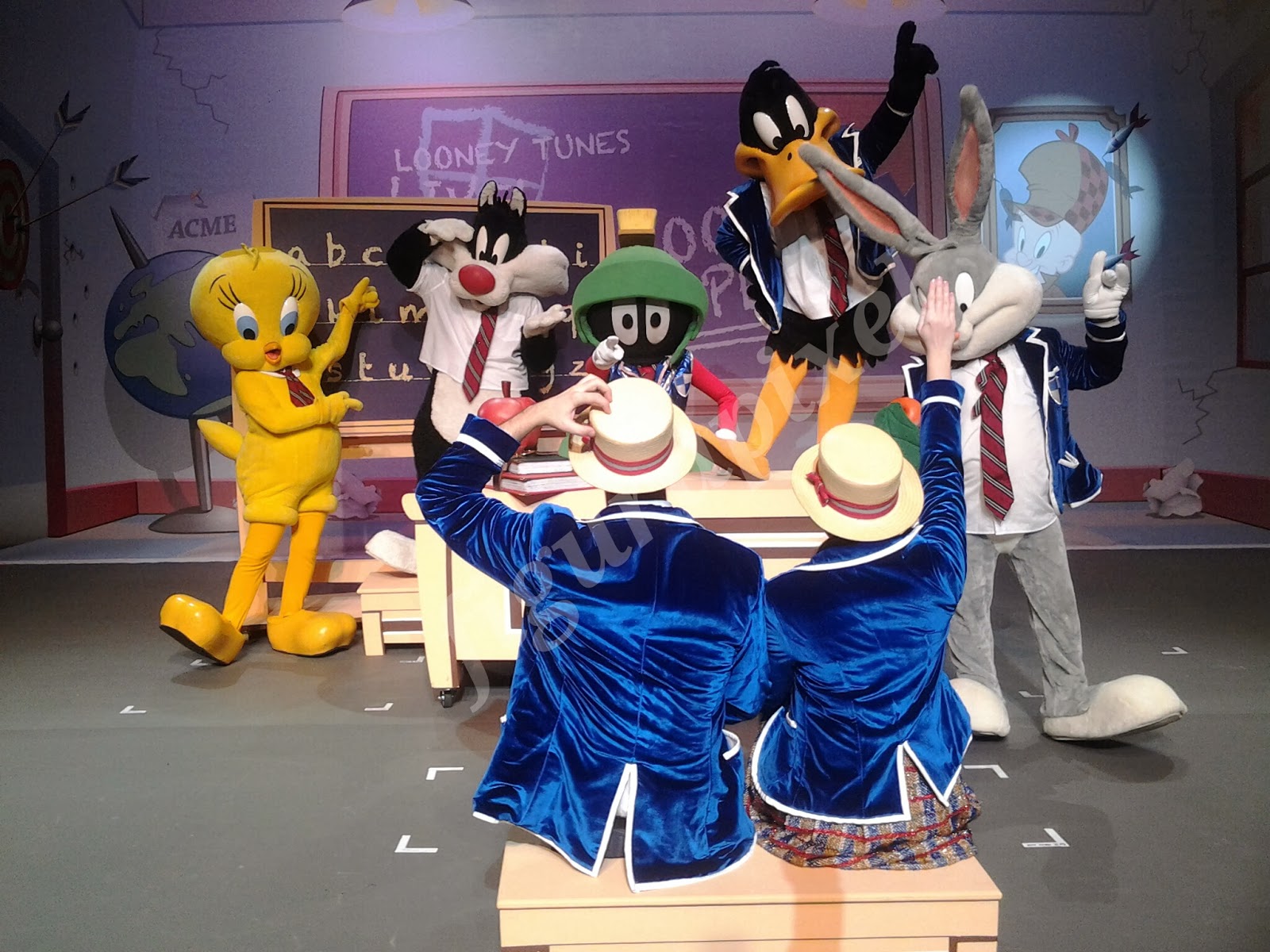 Cross The Line: Looney Tunes Classroom Capers in Kuching!!