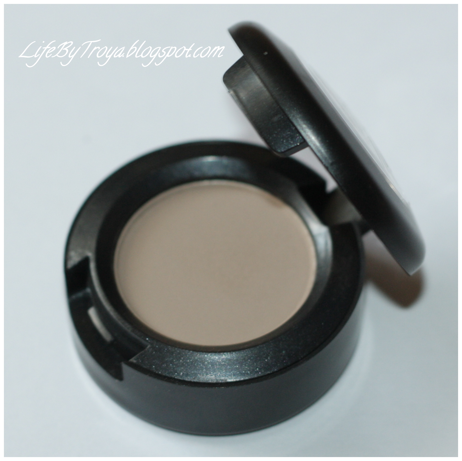 Review:: MAC Omega eyeshadow - Troya's Land