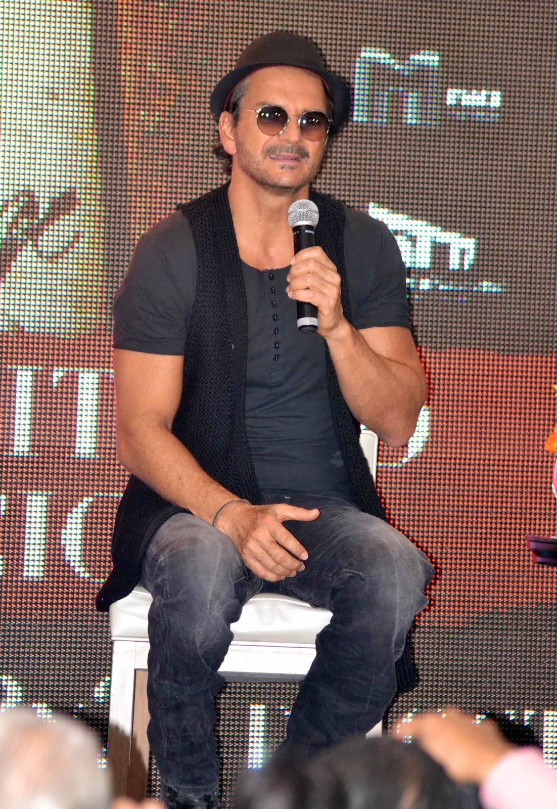 News Graphic: Presentación del nuevo disco de Arjona