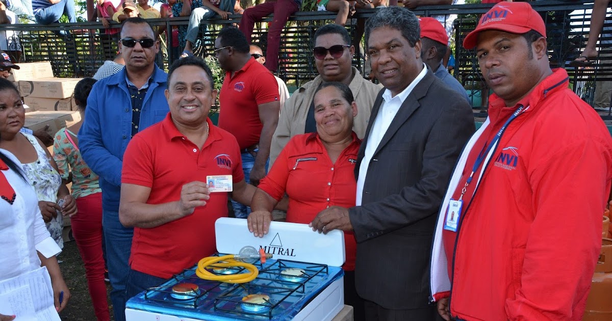 Decenas de familias son beneficiadas con estufas y tanque de gas ...