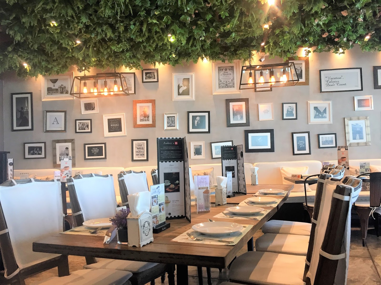 Some Like it Haute: Audrey Cafe des Fleurs Emquartier, Bangkok