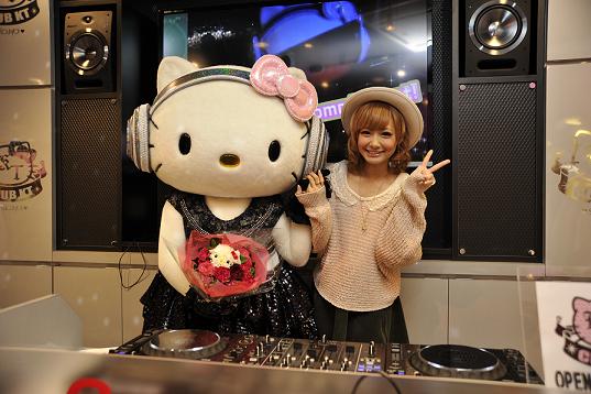Chunkylicious ♥ Kawaii crafts ♥: Dj Hello Kitty @ Club KT