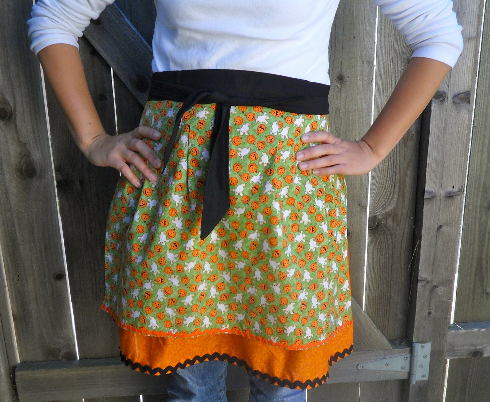 Kaleidoscope of Colors: Halloween Hostess Apron Giveaway