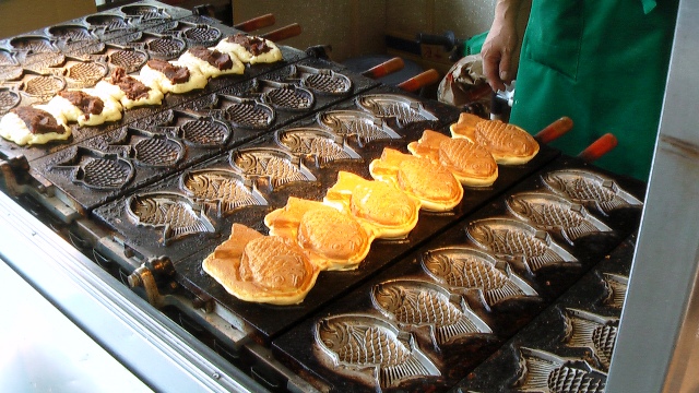 Yusuke Japan Blog: Taiyaki, the fish shaped waffle filled with red bean ...
