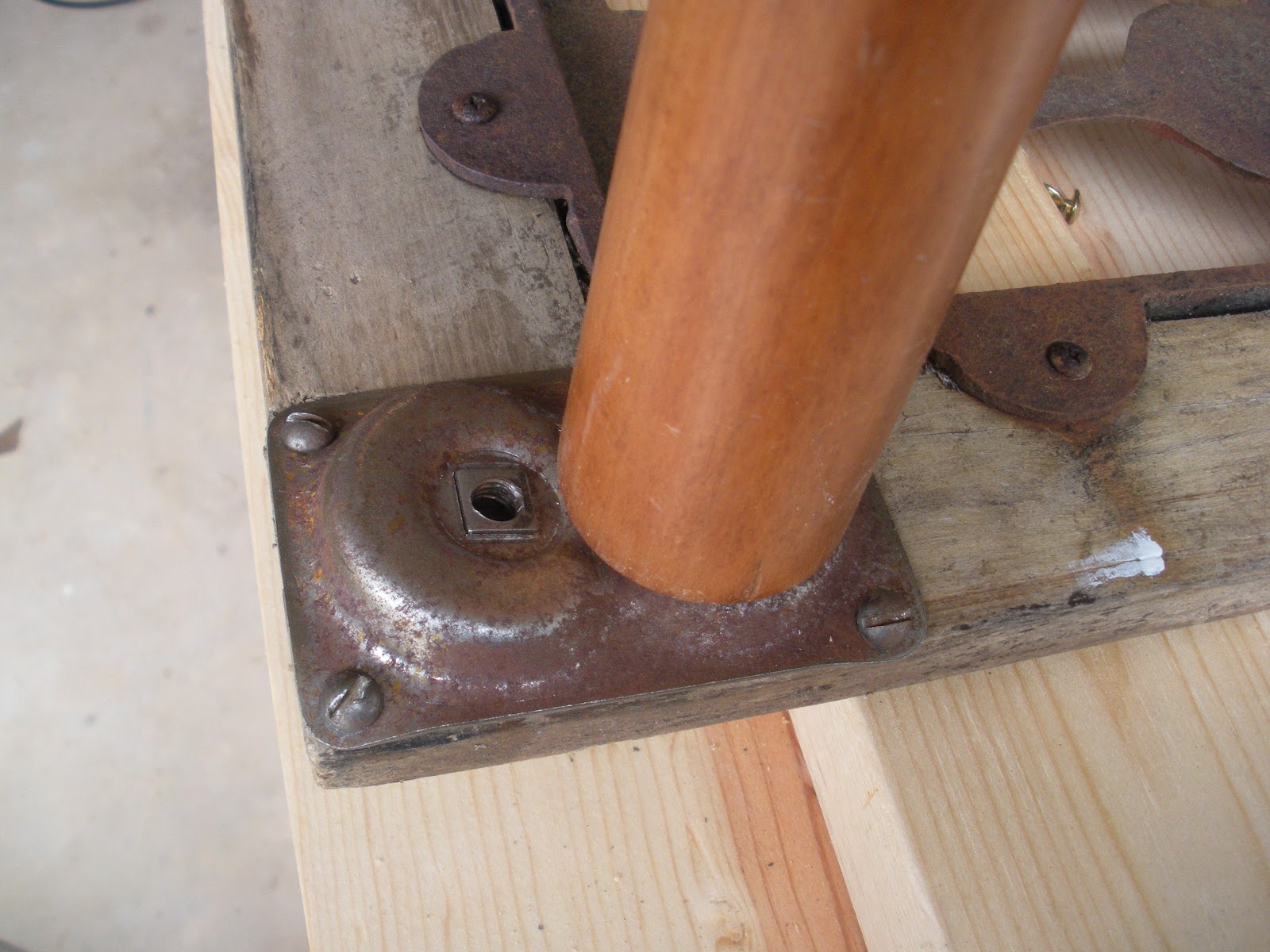 The JUNKtion: Bench Back Becomes Table