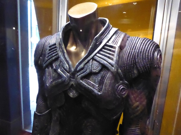Hollywood Movie Costumes and Props: Idris Elba and Chris Pine Star Trek ...