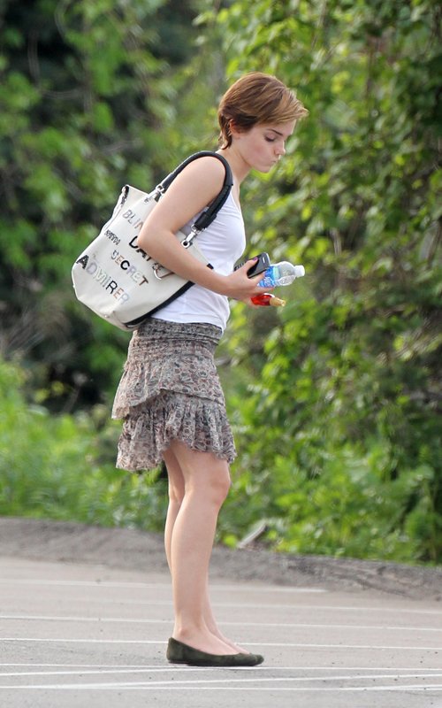 Emma Watson Relaxes In Pittsburgh | Hollywood Teen Gallery