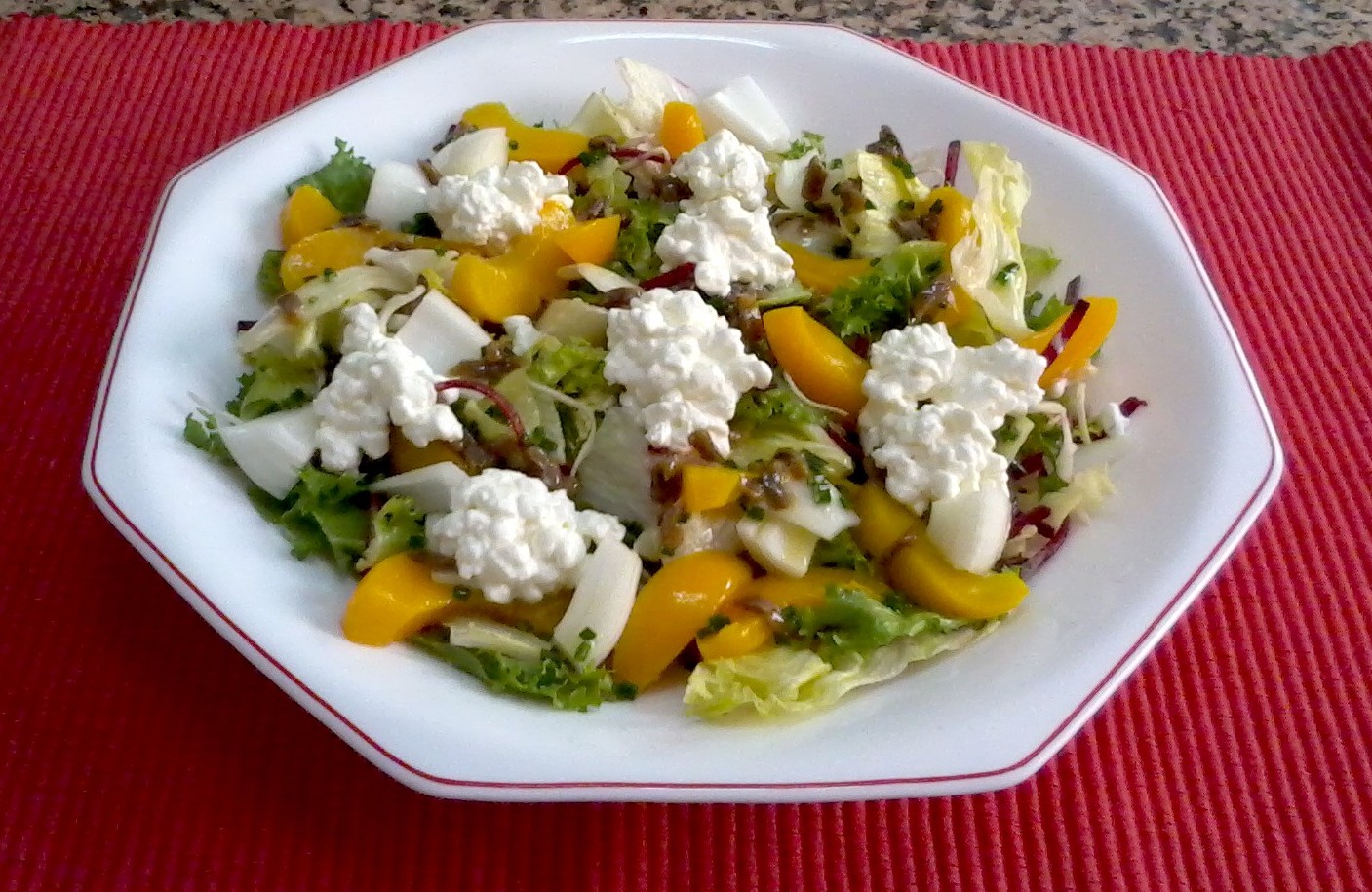 Ensalada De Lechugas Variadas Con Melocoton Y Vinagreta De Anchoas