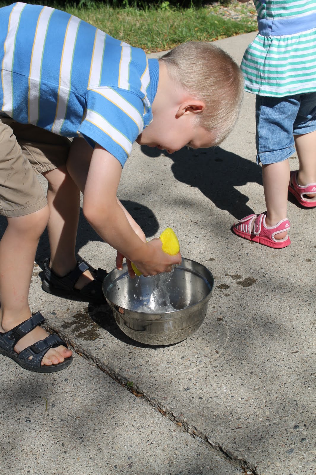 Summer Boredom Buster-Sponge Relay - The Purposeful Mom