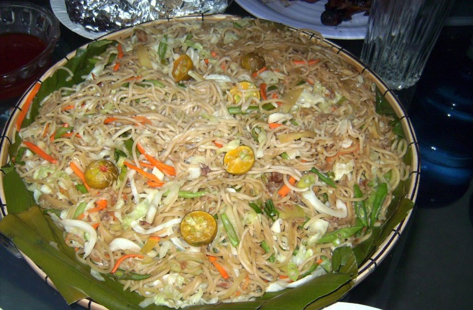 Cookie's Corner: Pancit sa Bilao