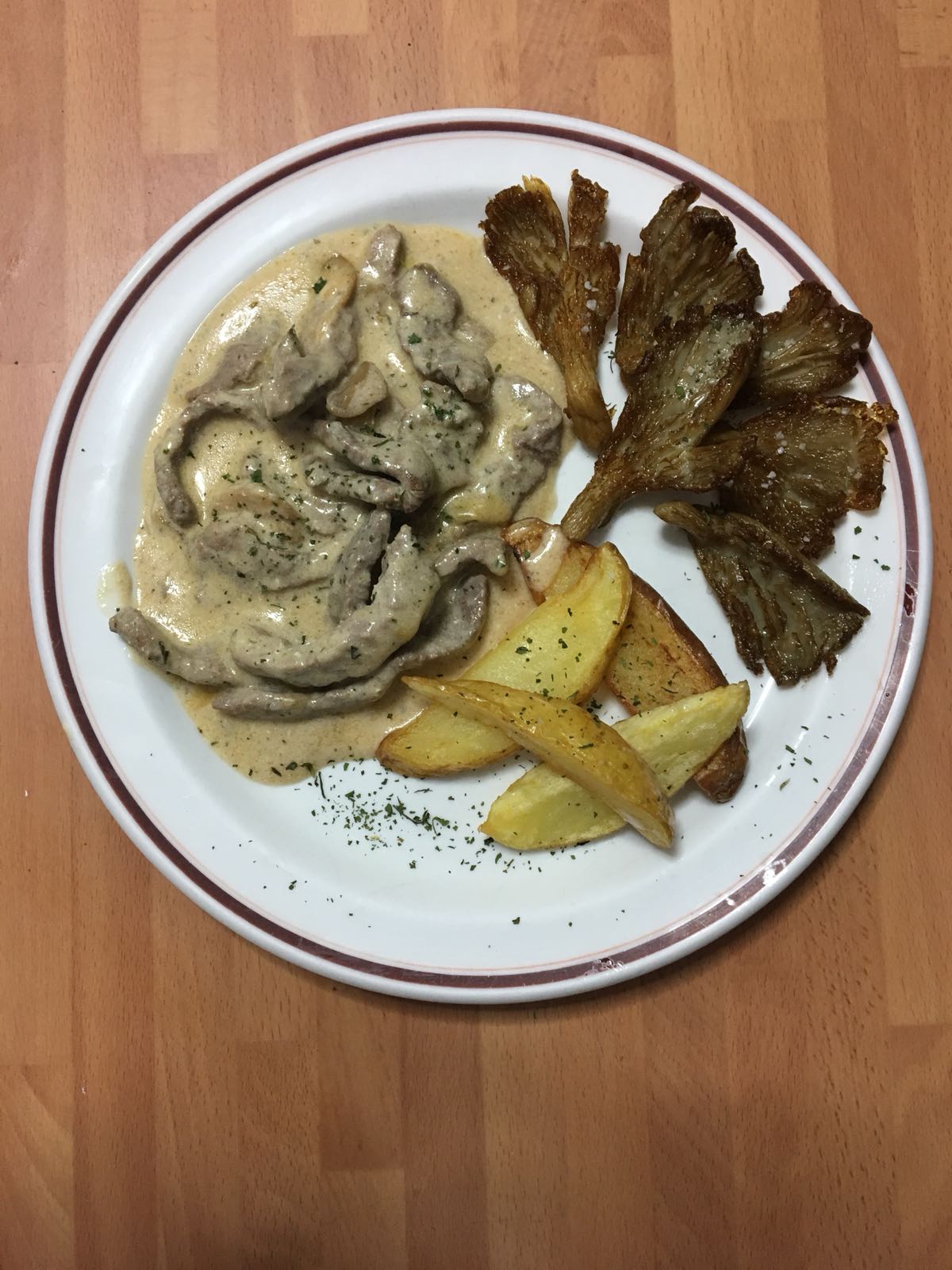 Entre fogones con la portuguesa.: Strogonoff de ternera con crema agria