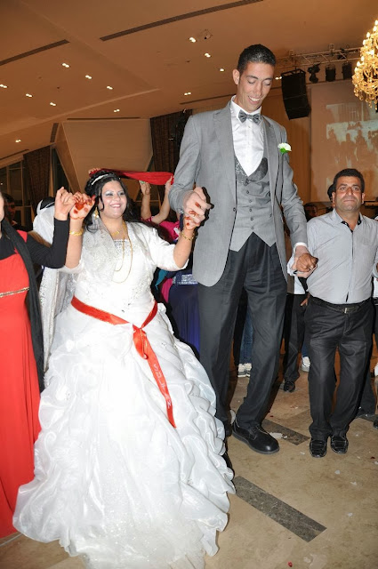 Photos: World's Tallest Man Sultan Kosen Marries Bride Who Barely ...
