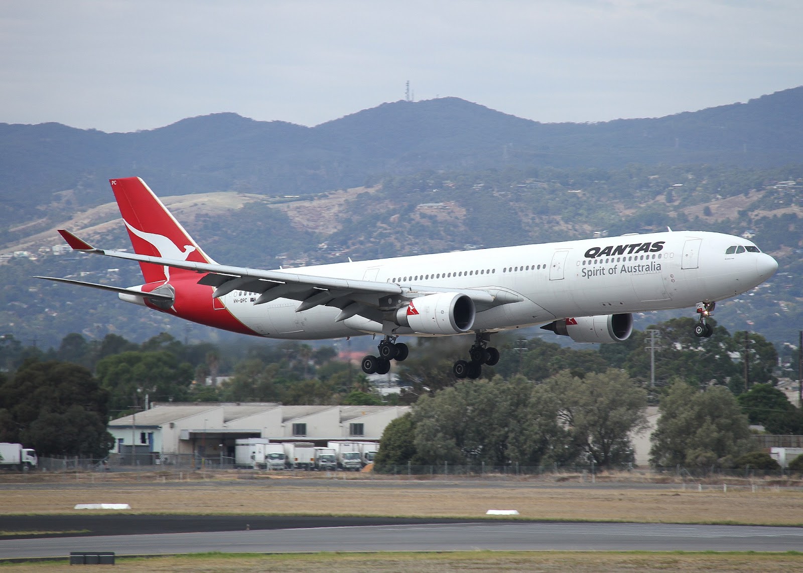 Adelaide Airport Movements: QF81/82 Says goodbye to Adelaide for the ...