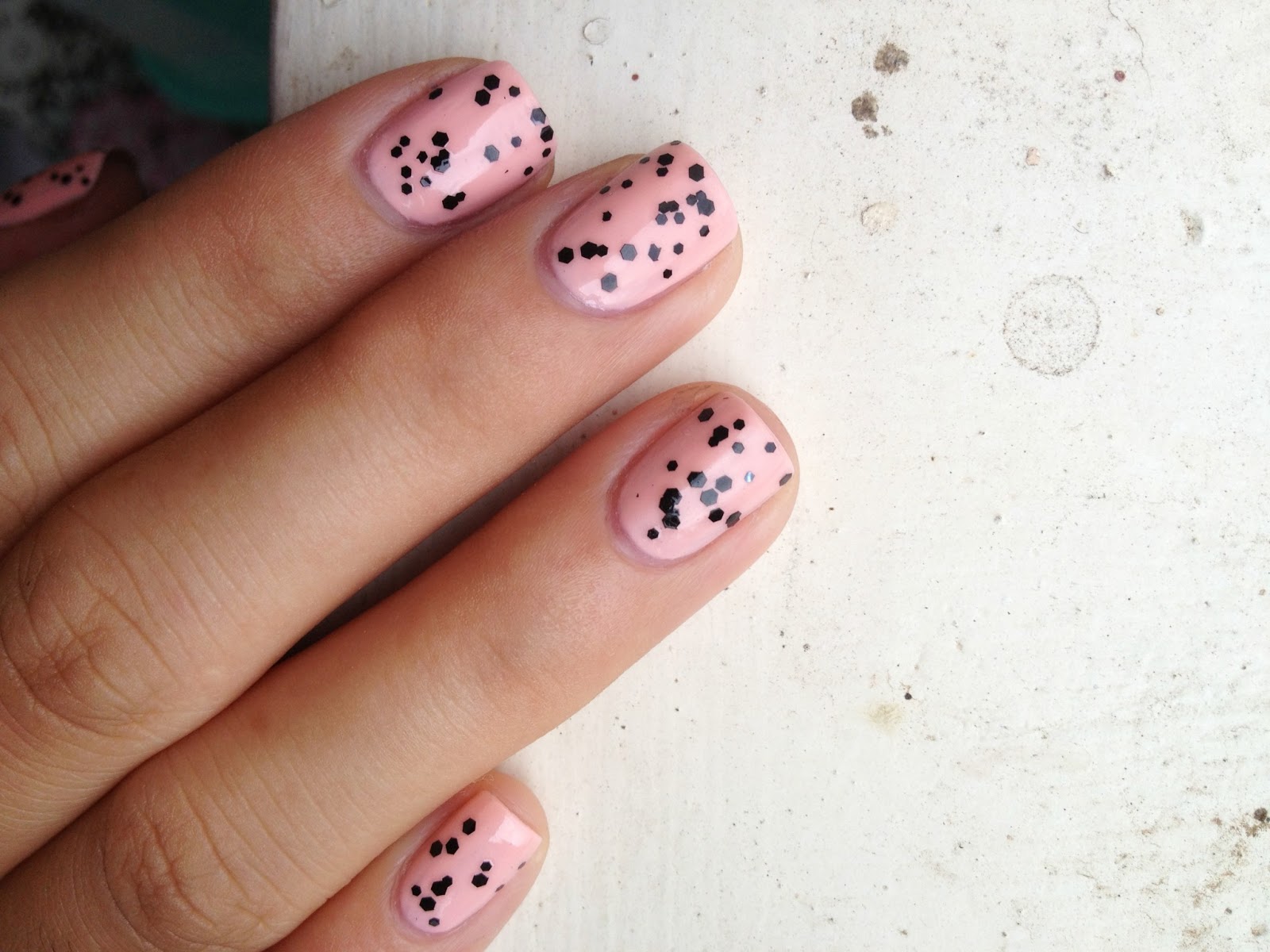 METAL AND MAKEUP: L'élégance D'imperfection Nails