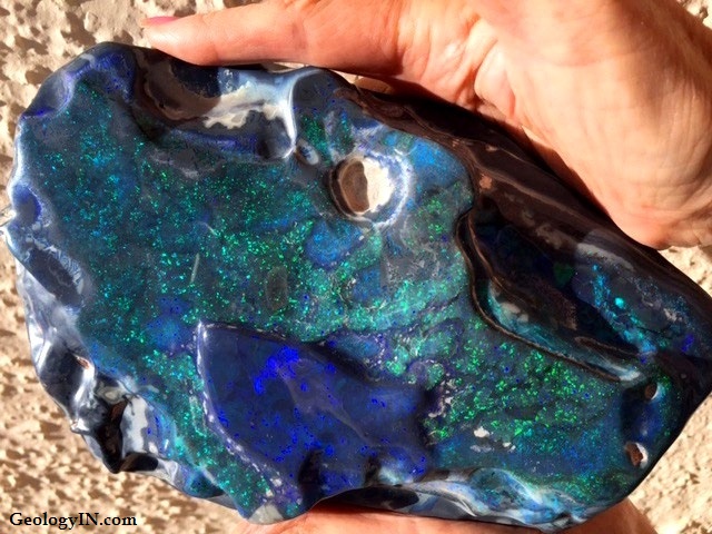 This 2.3Kg Opal Is the Largest Black Opal in the World - Geology In
