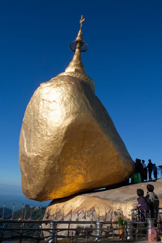 The Golden Rock – The Gilt Boulder of the Buddha ~ Kuriositas