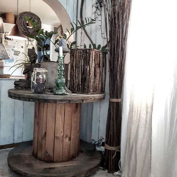 Little Brags: Decorating With Wooden Spools