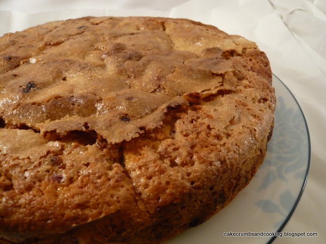 Cake, Crumbs and Cooking: Soured cream blueberry and raspberry cake