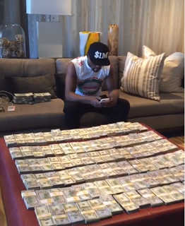 Floyd Mayweather Shows off largest stacks of cash (Photos) - MYHEADIES ...