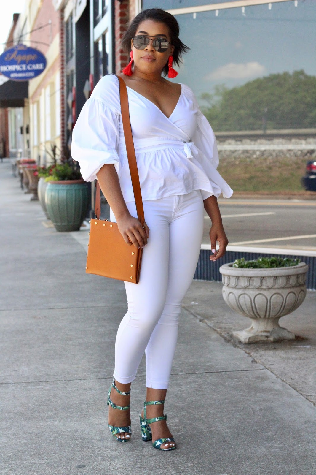 All White with a Pop of Red | The Savvy Singer