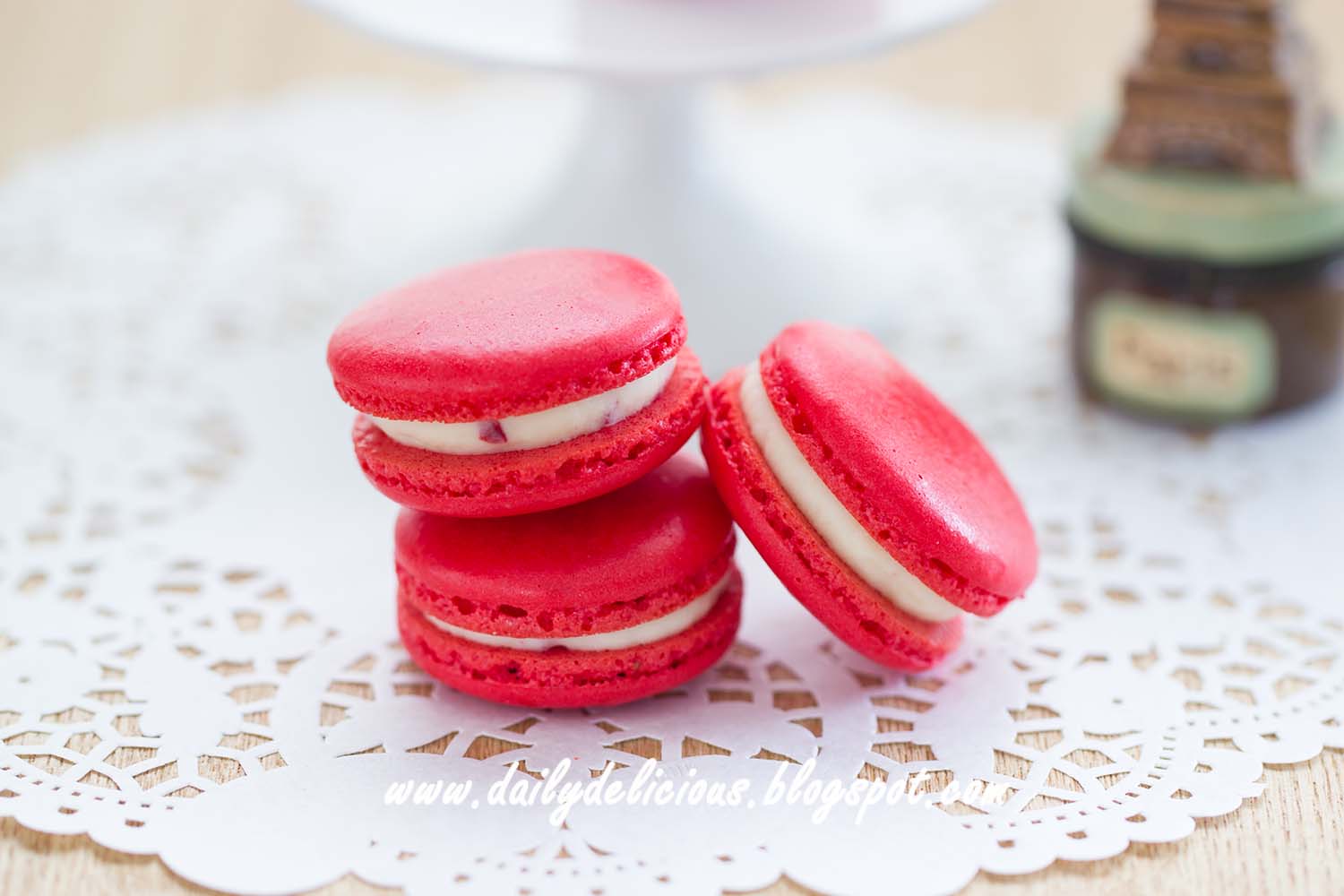 dailydelicious: Strawberry and cream macarons