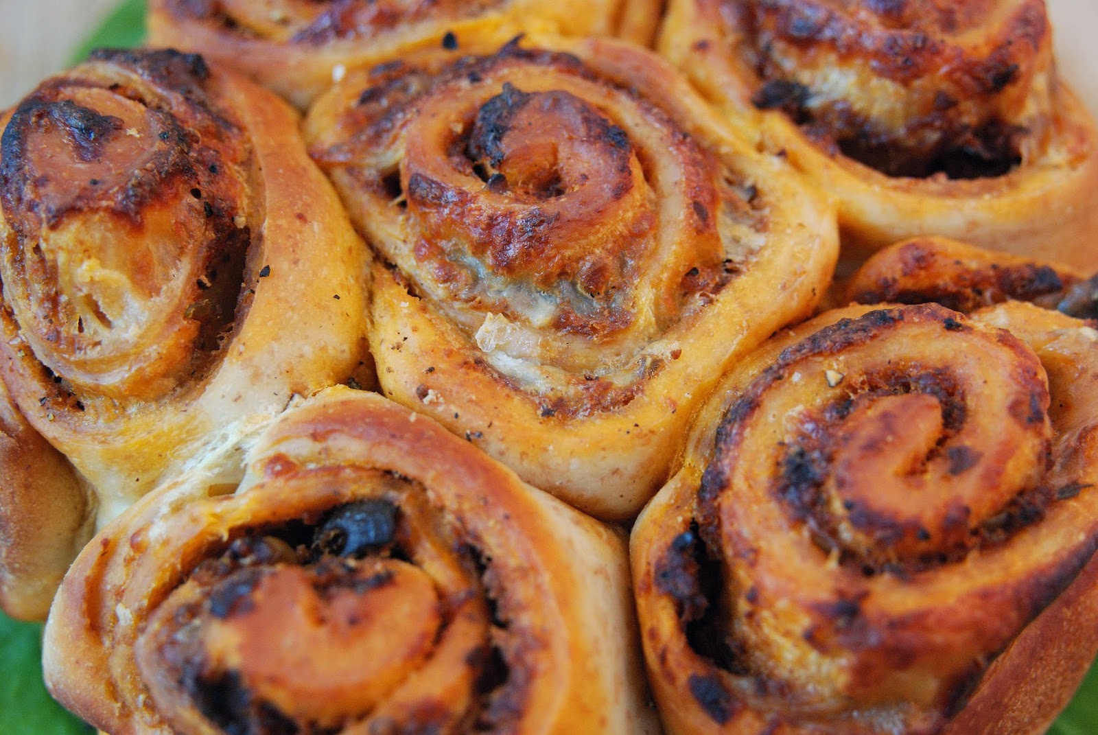 Pauline à la crème anglaise: Tomato, olive and mozzarella pizza buns ...