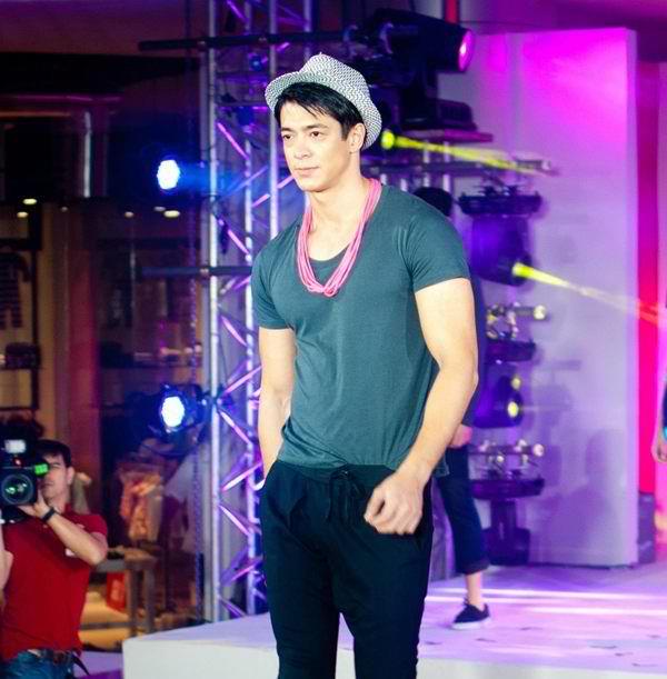 Miong21 @ Blogspot: The Hotness of Sam Ajdani