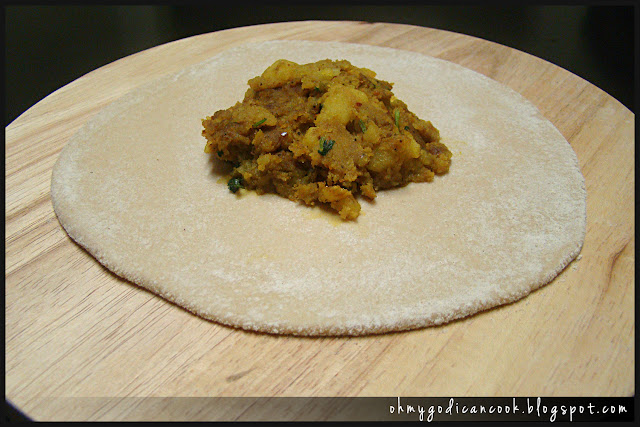 Laavy's Kitchen - A food blog by Laavy: Stuffed potato roti / Aloo ...