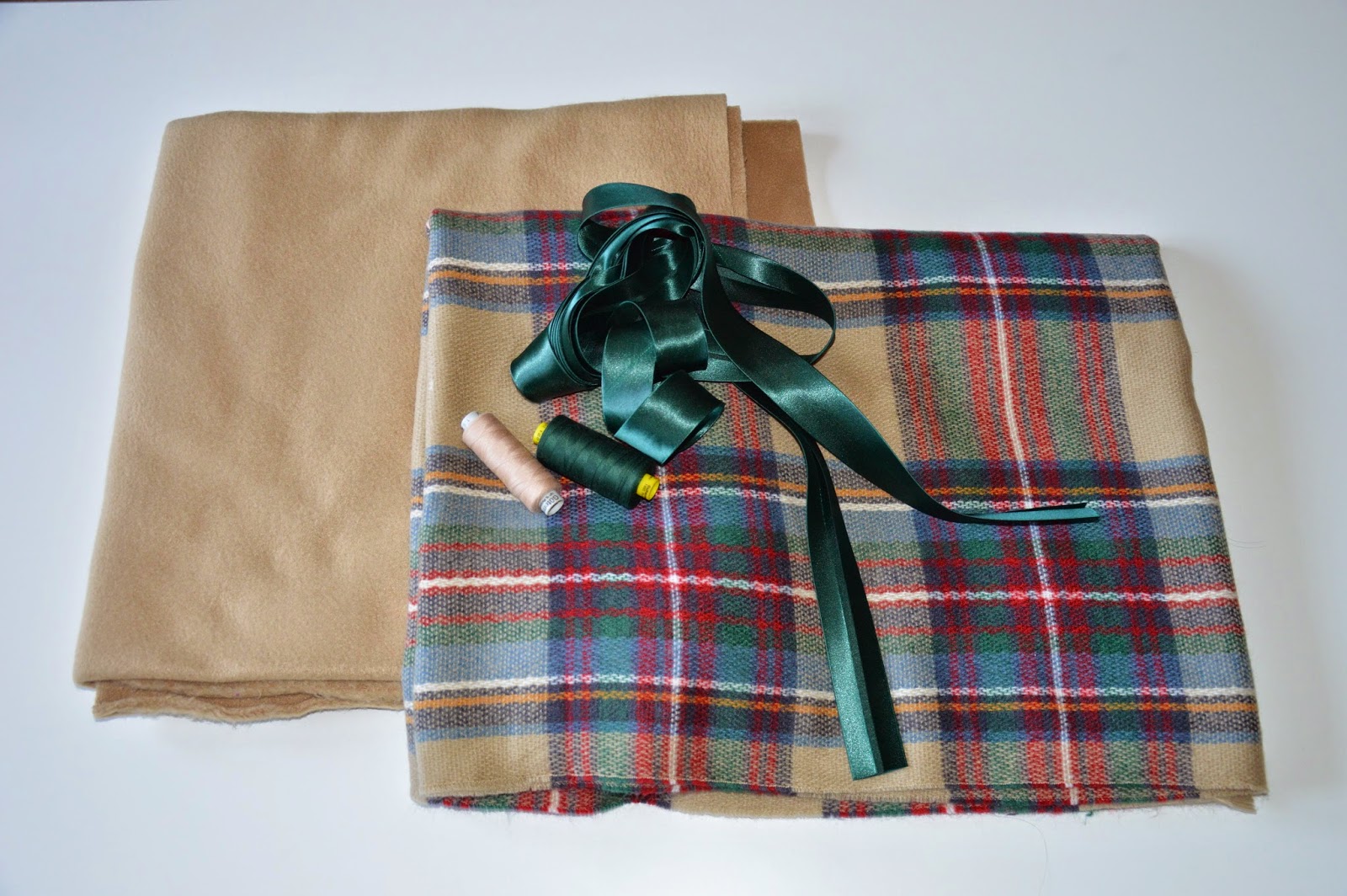 Pequeña Fashionista: Tutorial: Capa reversible viveada