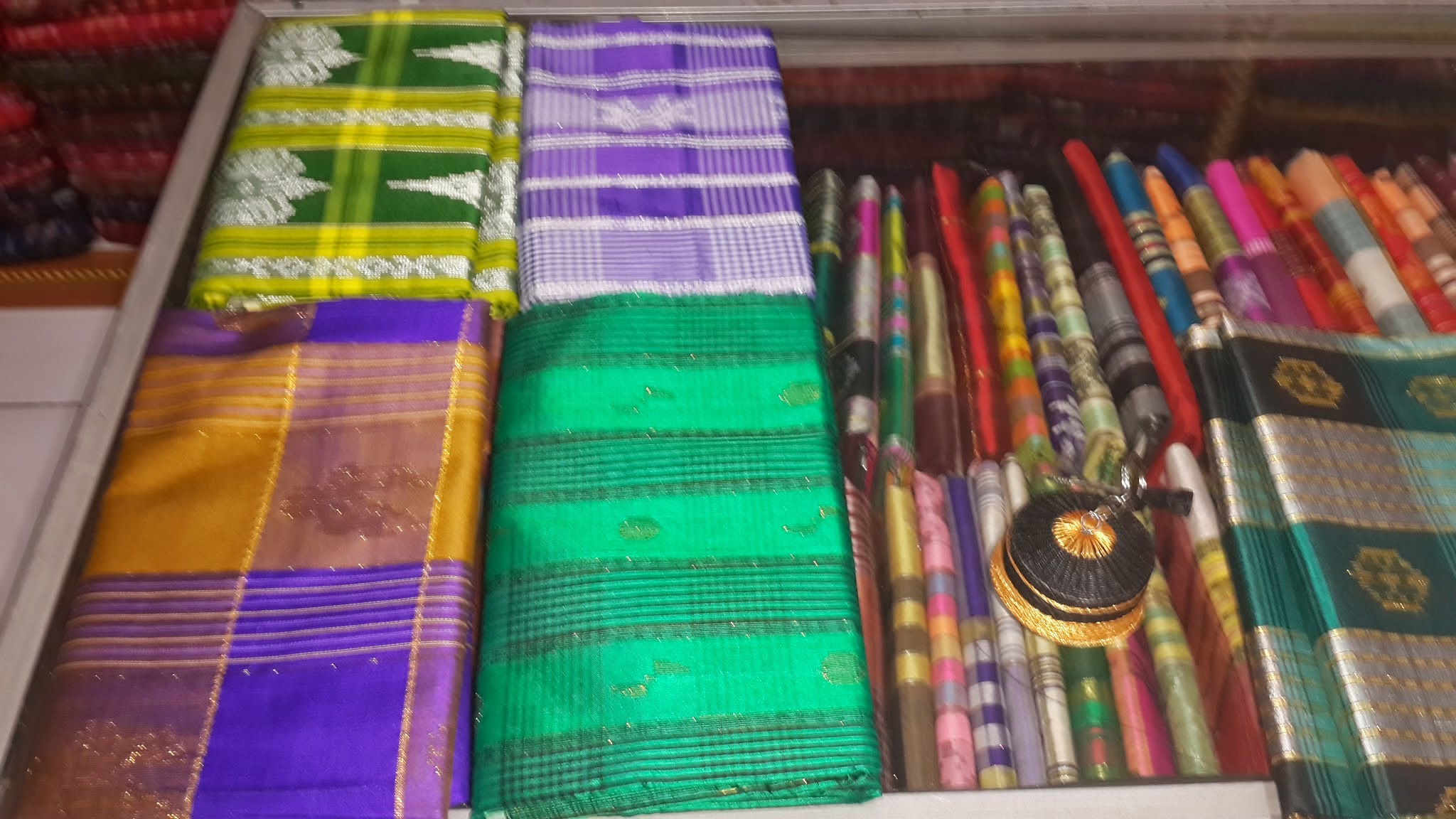 SOUVENIR KHAS BUGIS: Sarung Sutera Sengkang Asli