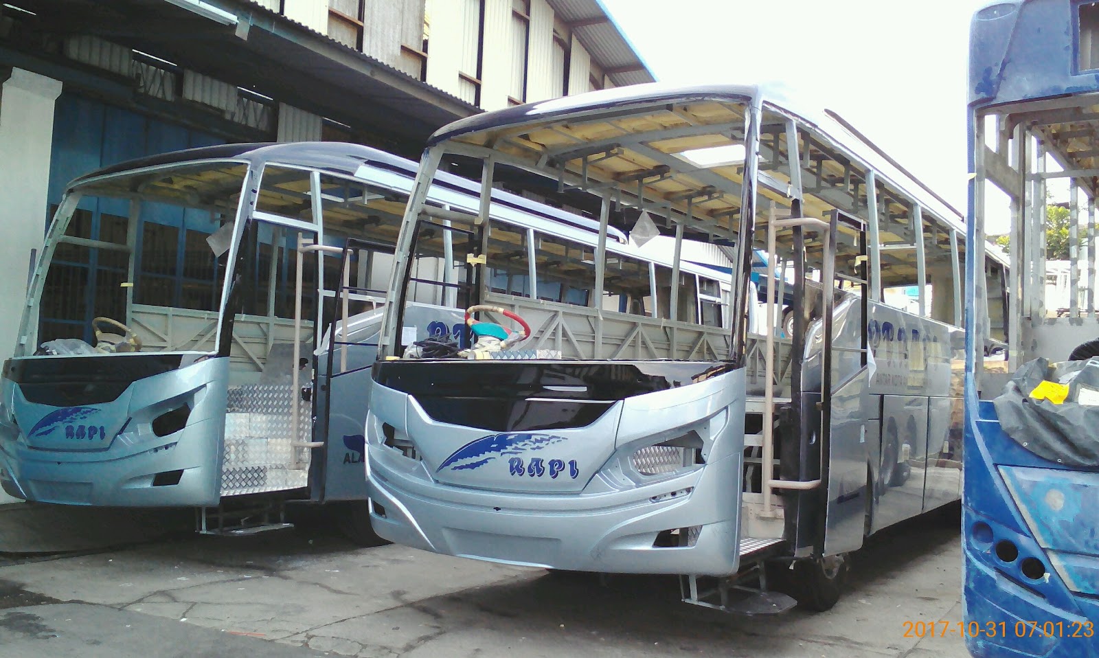 Melihat Bus Baru Di Karoseri Laksana