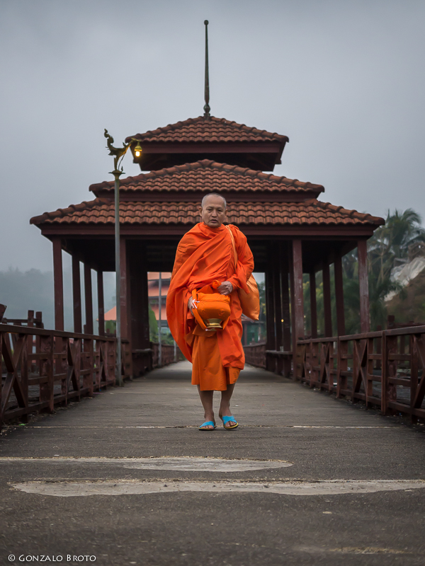 GONZALO BROTO | MEMORYSHOTS: Saffron robes: Buddhist monks in Thailand