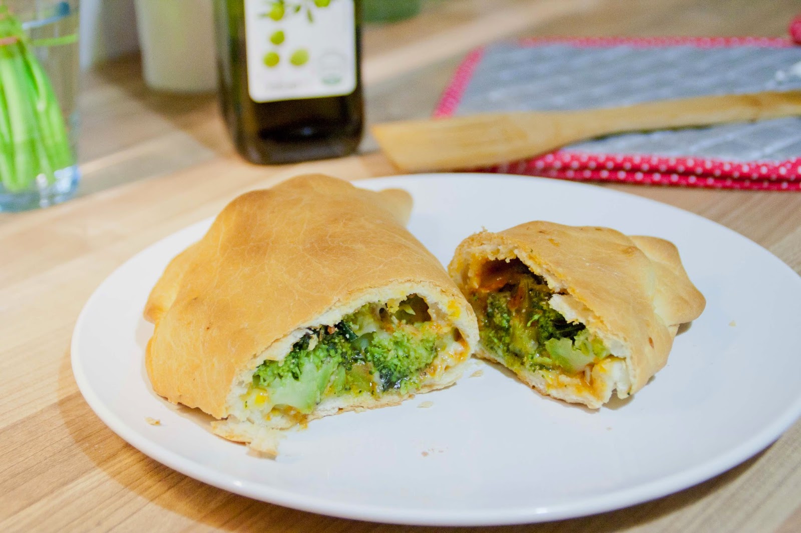 Curious and Catcat: Recipe: Calzone with broccoli and cheese