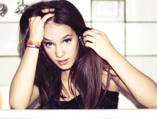 Angela Torres, como sobrina y Cande Vetrano, como “hija” esperan a ...