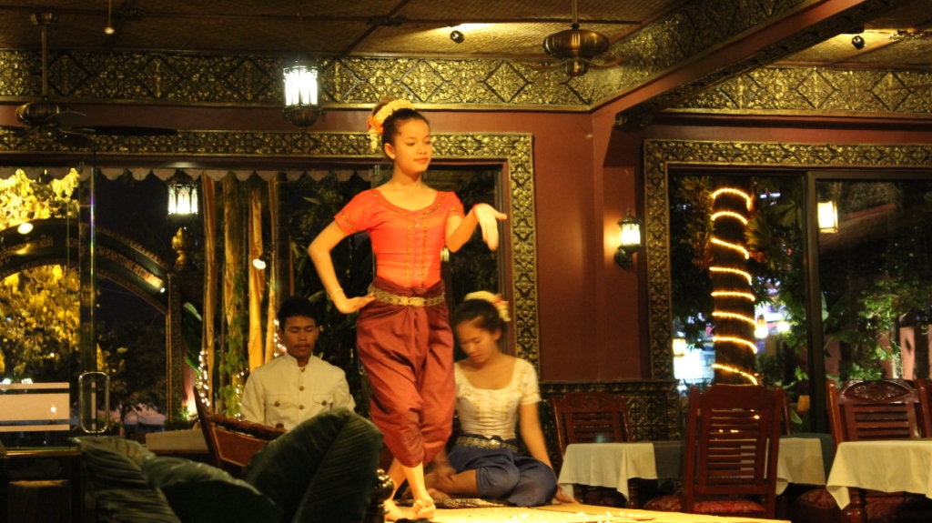 Cambodia: Apsara Dance - Bopha Phnom Penh Restaurant & Titanic Lounge